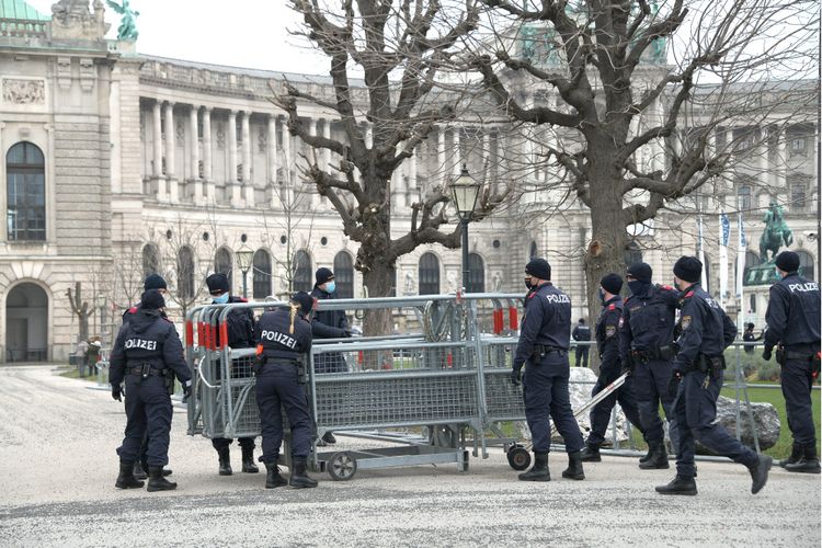 Die Köpfe hinter den "Querdenker"-Demos - Coronavirus - derStandard.at ...