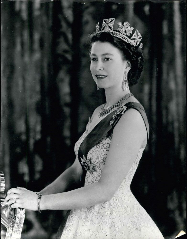 Für Kinder erklärt: Wer war die Queen und wer folgt ihr nun nach? - DER ...