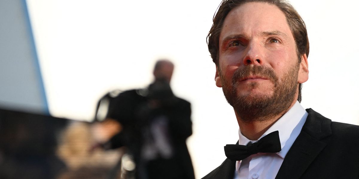 "Kaiser Karl" at Disney +: Daniel Brühl plays fashion designer Karl ...