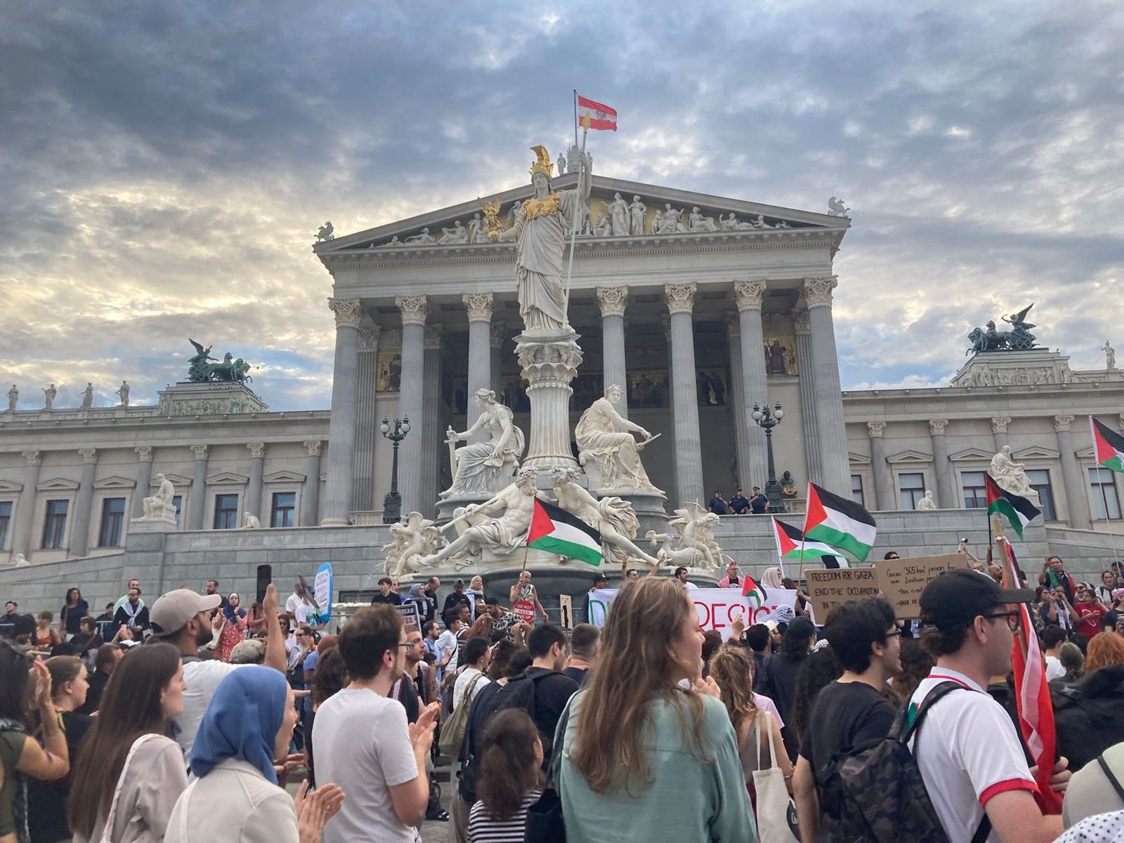"Stoppt den Genozid" – Radikale versuchten in Wien Gaza-Kundgebung zu ...