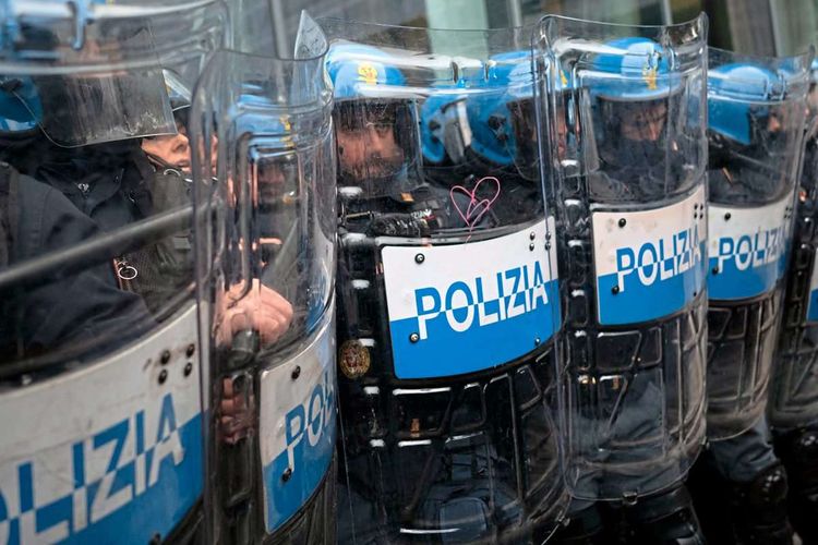 1200 Sicherheitskräfte nahmen 181 Personen bei Anti-Mafia-Razzia in ...