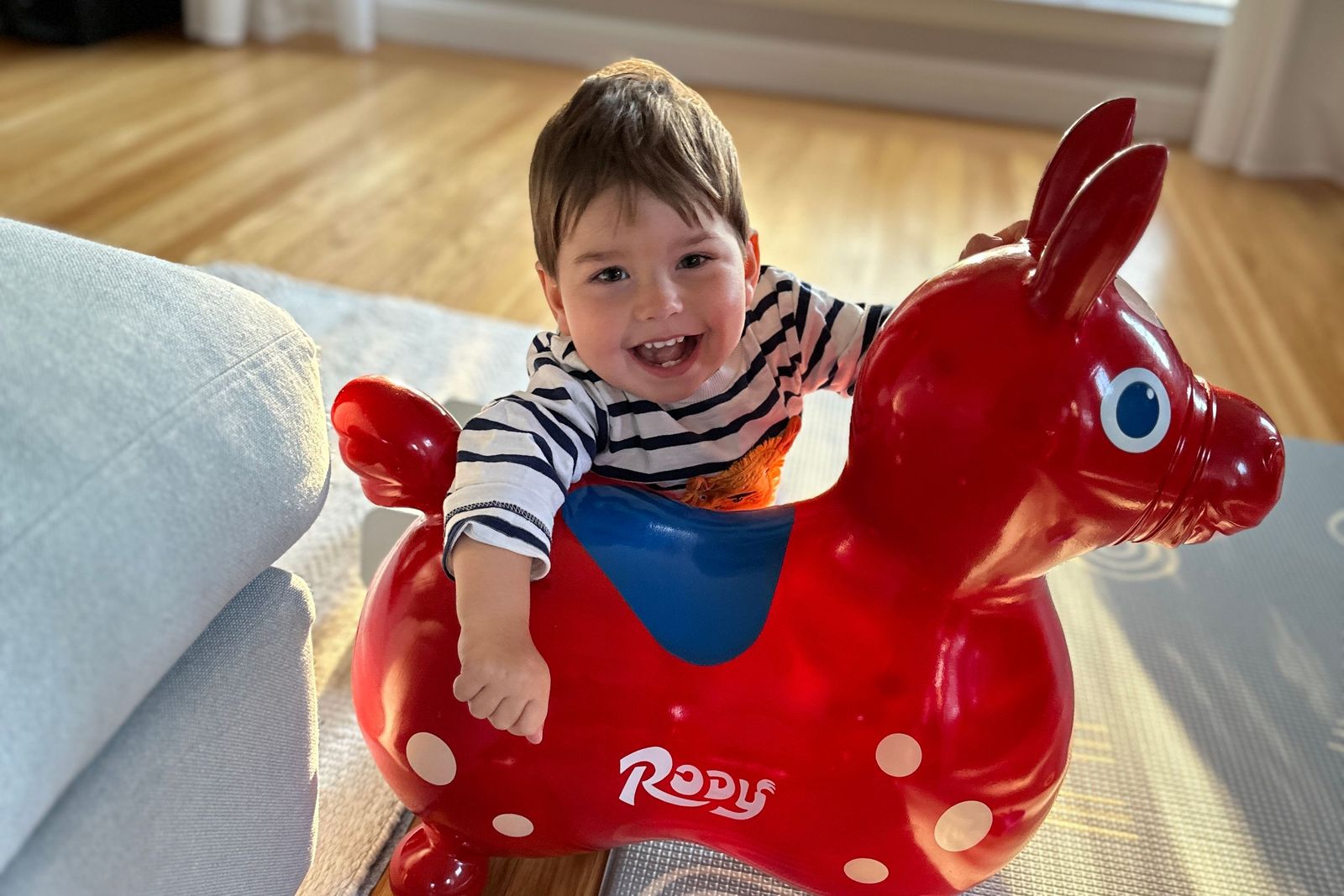 Der Kampf einer Familie gegen die extrem seltene Krankheit ihres Sohnes ...