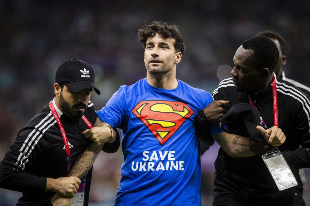 Mario Ferri: Der Superman mit den drei Botschaften - WM 2022 in Katar ...