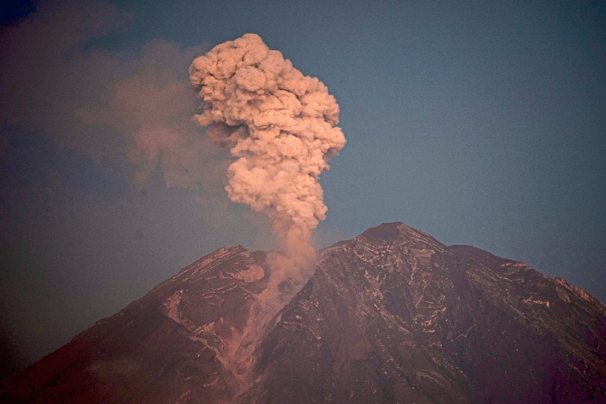 Indonesischer Vulkan Semeru beruhigt sich nach Eruption - International - derStandard.de ...
