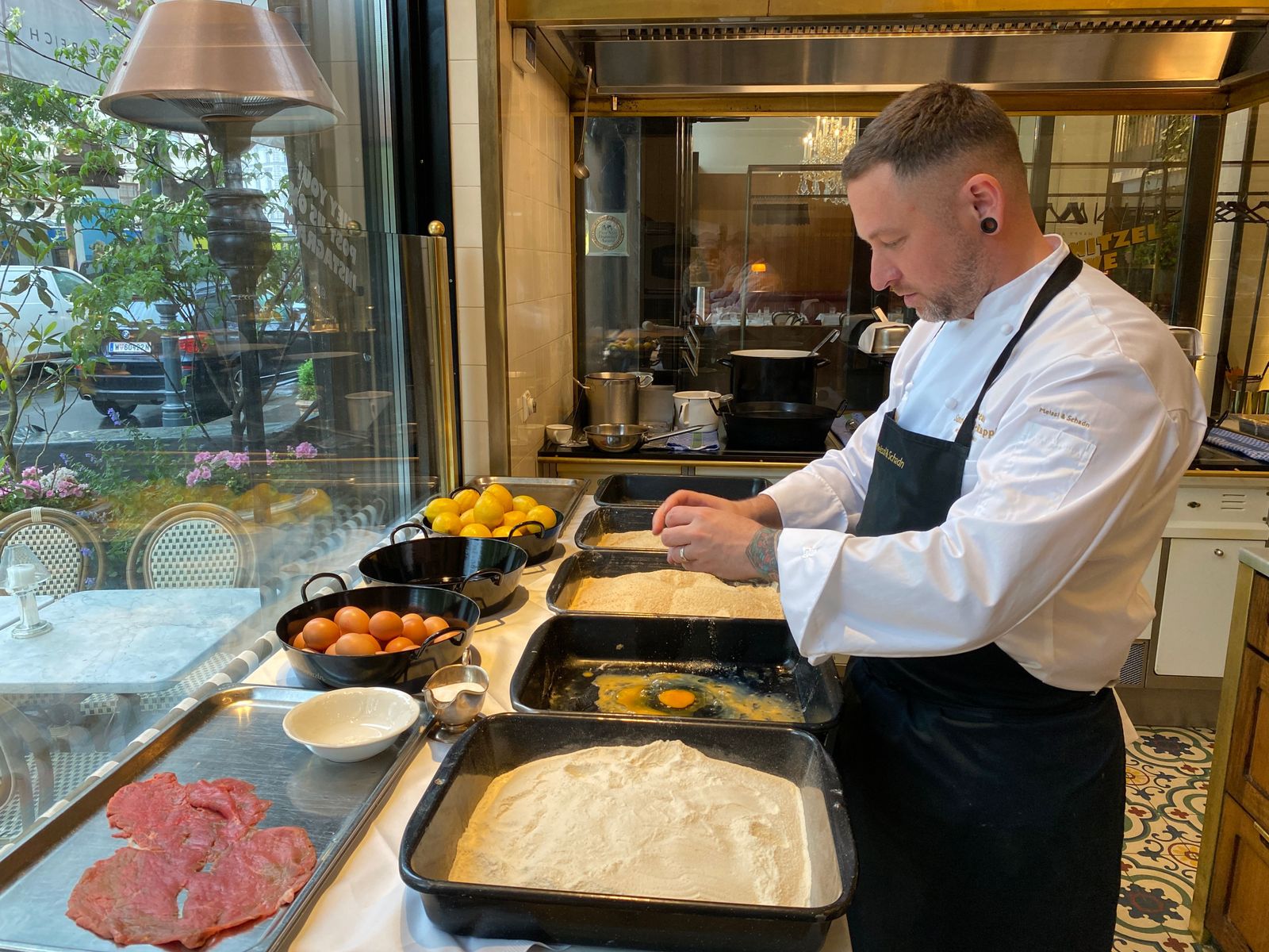 Wie macht man das perfekte Wiener Schnitzel? - Essen & Trinken ...