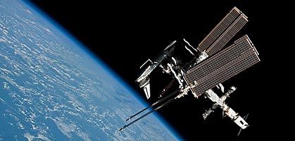 Historische Aufnahmen zeigen ISS und "Endeavour" vereint - Weltraum ...