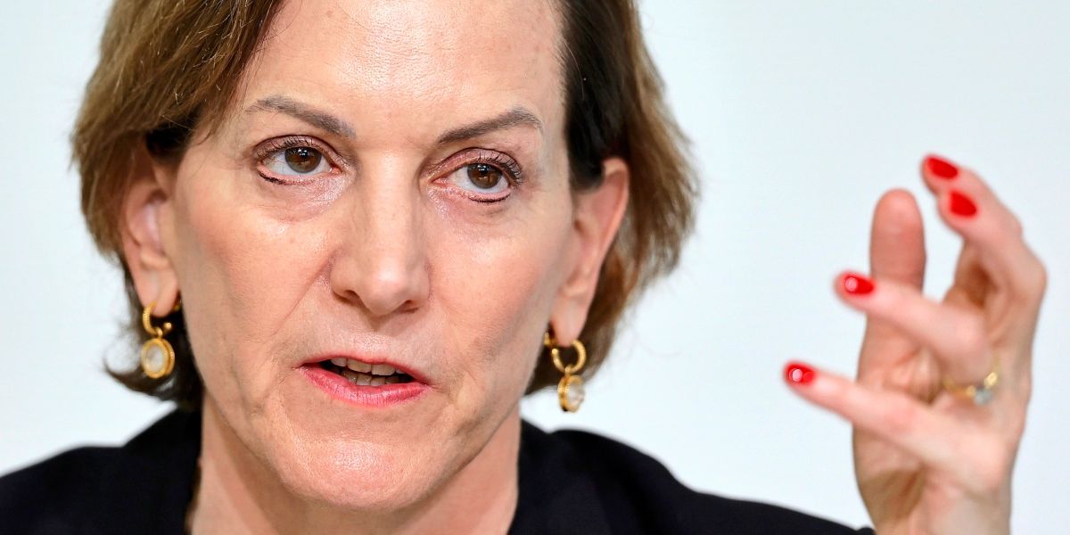 Anne Applebaum erklärt Autokratien und liest dem Westen die Leviten ...