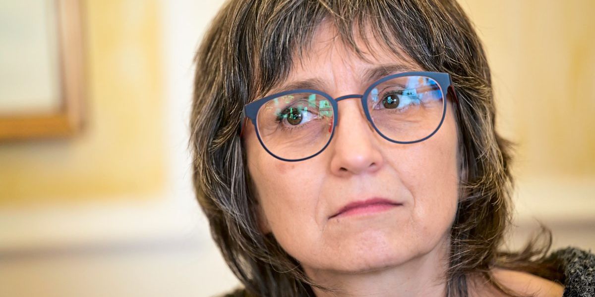 Karin Peschka hält in "Dschomba" Einheimischen den Spiegel vor ...