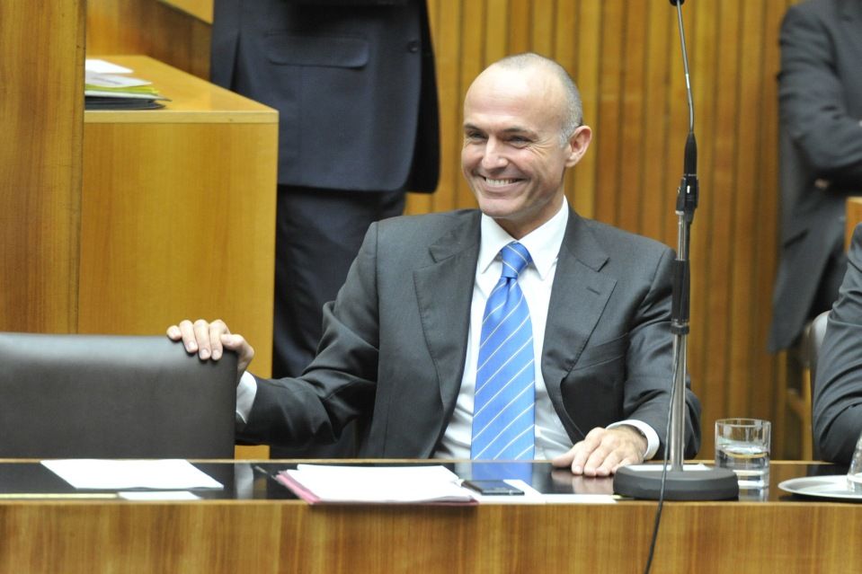 Gerald Klug freut sich im Parlament - Cremers Photoblog - derStandard ...
