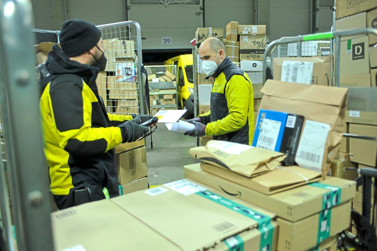 Wie sieht der Arbeitsalltag als Paketzusteller aus? - Job & Karriere ...
