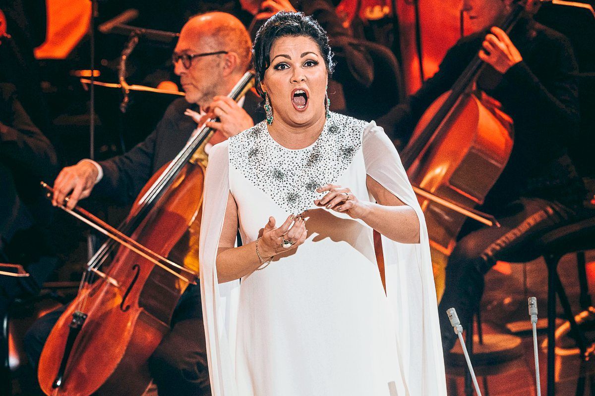 Anna Netrebko singt als "Met-Star" in der Winterreitschule ...