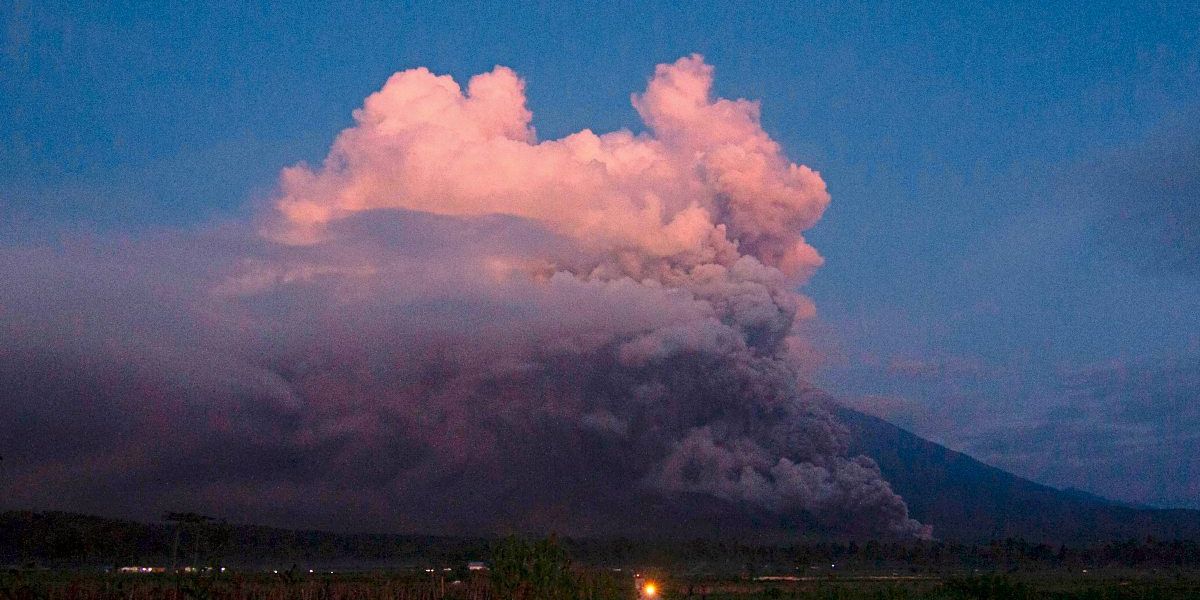 Indonesischer Vulkan Semeru sorgt für höchste Warnstufe - Natur - derStandard.at › Wissenschaft