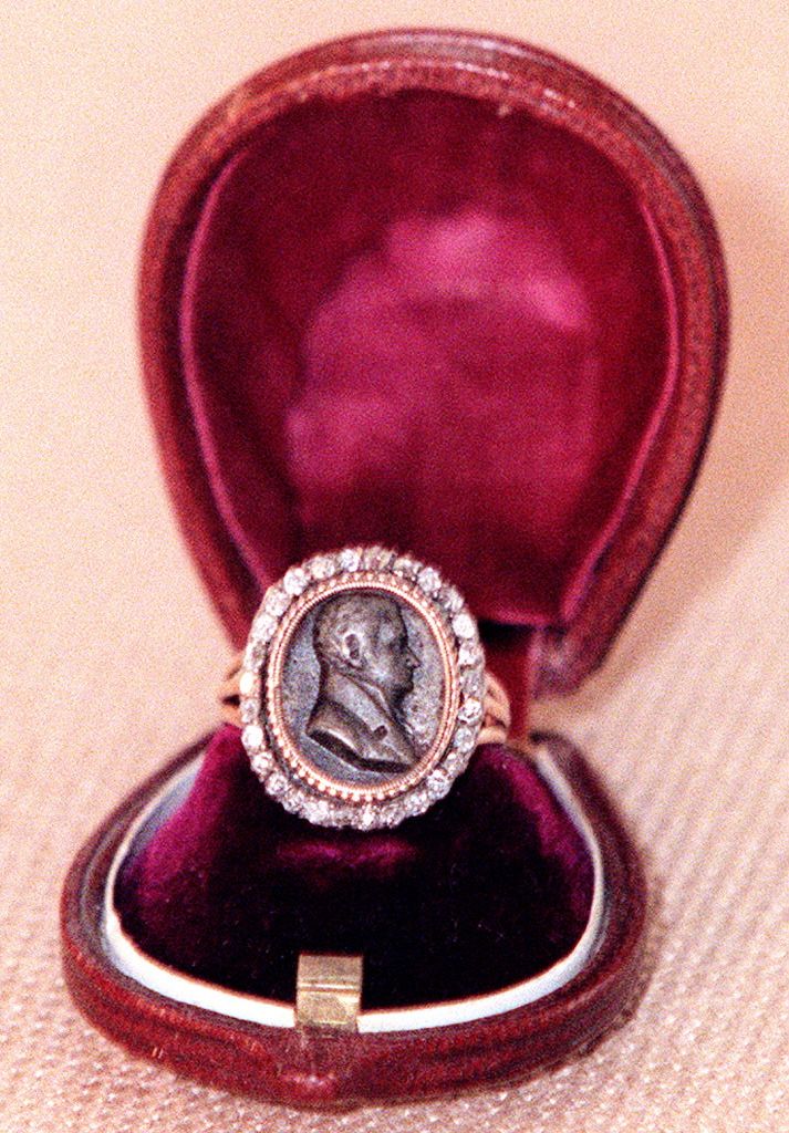 Wer bekommt nach Bruno Ganz den Iffland-Ring als bester Schauspieler ...