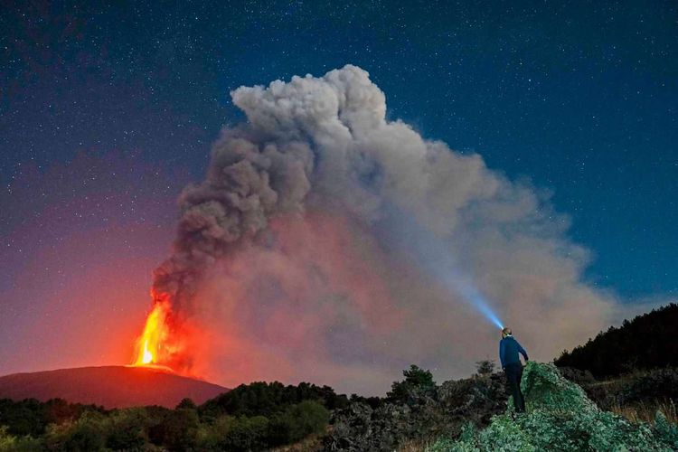 Explosiveres Magma sorgt für gigantische Lavafontänen des Ätna - Europa ...