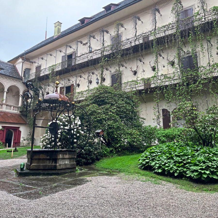 Zerbrechliches Design im Schloss Hollenegg in der Steiermark - Urlaub ...