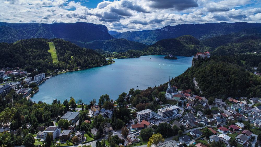 Wie der Bleder See gegen den Overtourism kämpft - Zukunft - derStandard ...