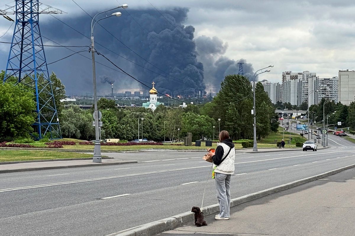 Dichte Rauchschwaden nach ukrainischem Angriff auf Moskaus größte ...