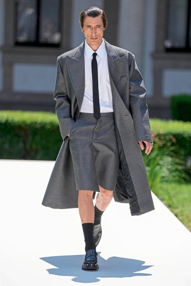 Krawatten und nackte Oberkörper bei der Männermodewoche in Mailand - Mode & Kosmetik ...