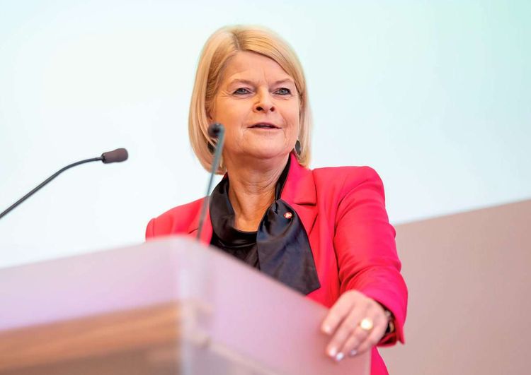 Tanner will bis 2028 über Langstrecken-Luftabwehr entscheiden - Heer ...